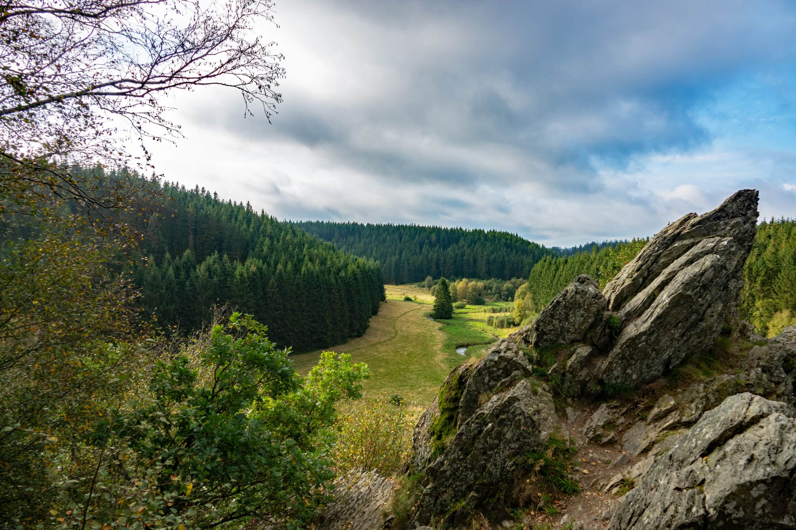 Zum Bieley-Felsen kurz - Tourist Info Bütgenbach